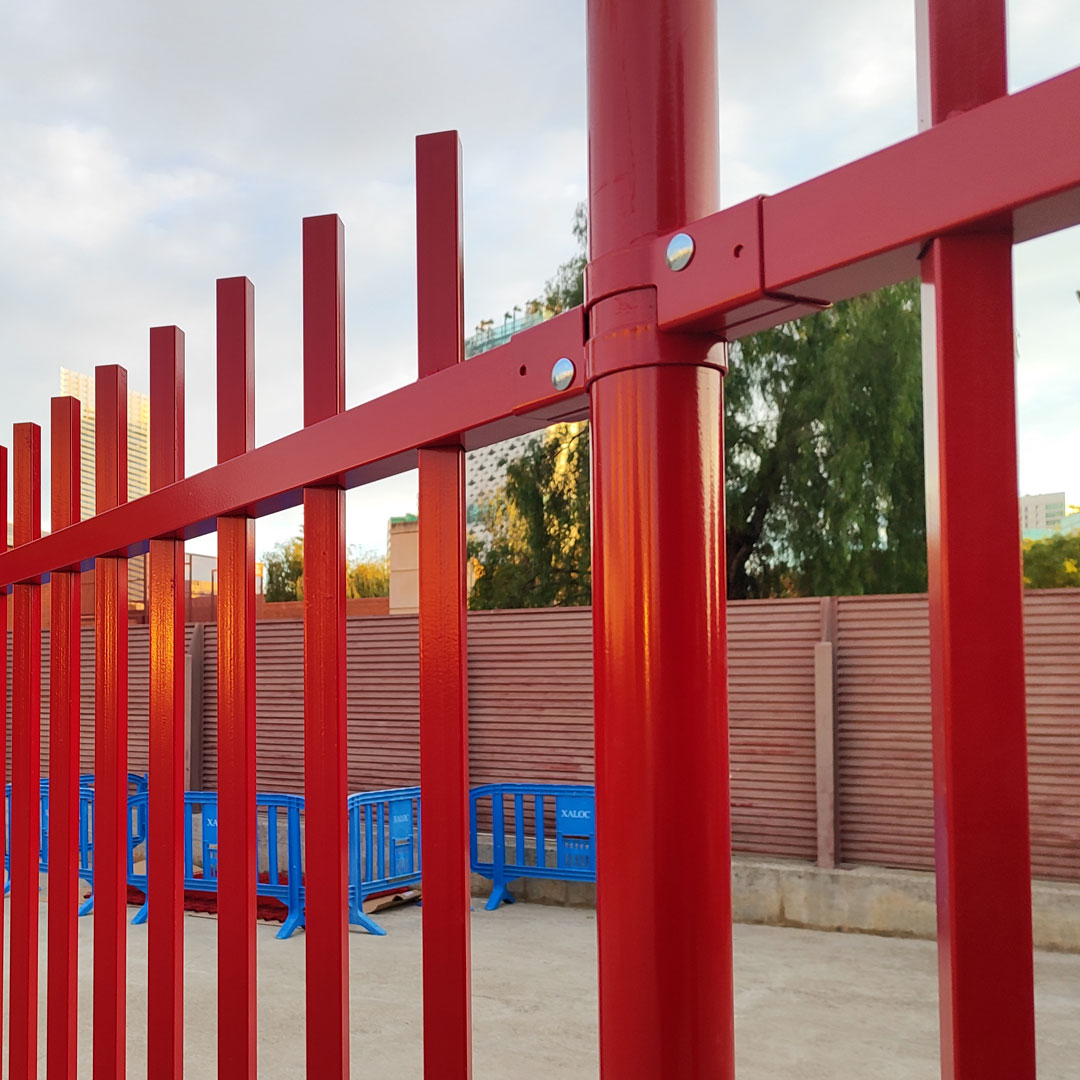 Instalación de vallado ZF personalizado en la Escuela Xaloc - ADO Blog